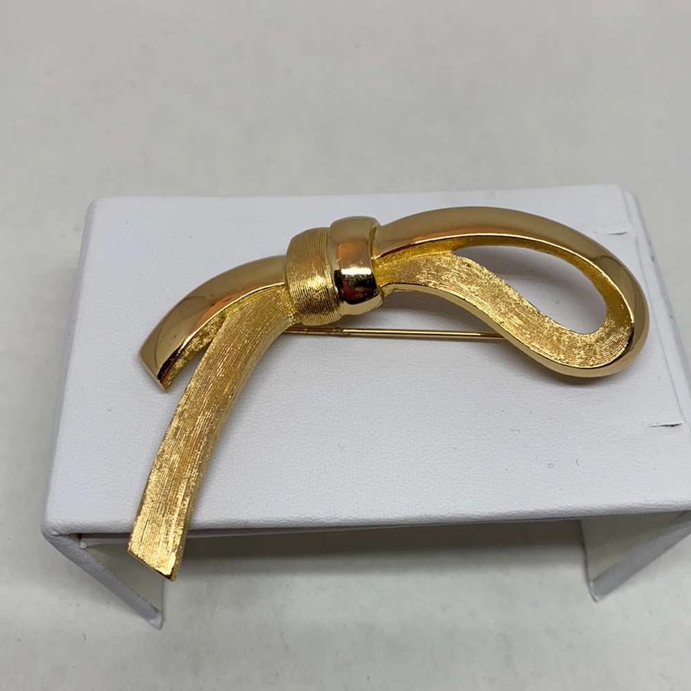 Vintage, Iconic Dior Bow Pin - Gem